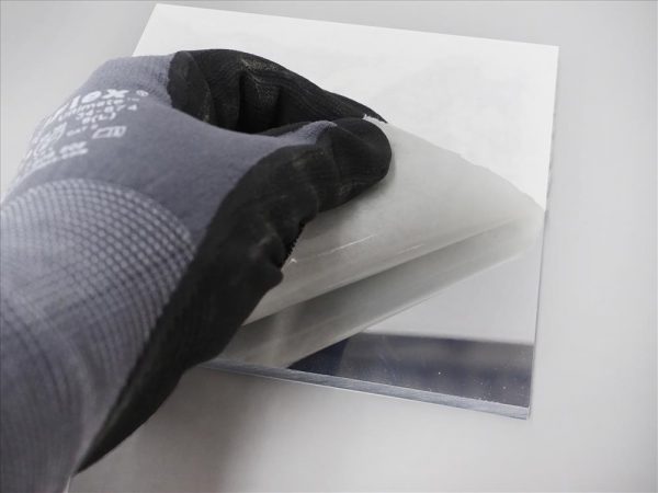 How To Detect A Two Way Mirror [Fingernail Test]